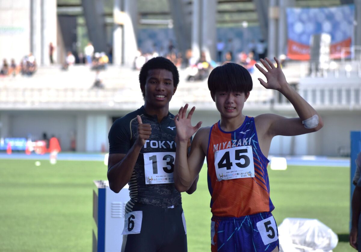 陸上の少年男子110メートル障害でU20日本記録の東京の古賀ジェレミー（左）とU18日本記録を出した宮崎の高城昊紀＝6日 - 国スポチャンネル